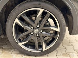 Black Toyota C-HR 2024 in Vilnius, with an engine capacity of 1.80 L and mileage of 60 thousand km for 26450 €, photo 6 on AUTOMOTO.COM.LV
