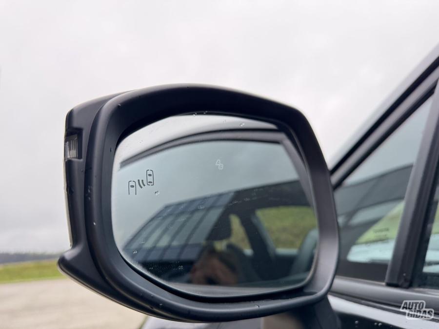 Black Toyota C-HR 2024 in Vilnius, with an engine capacity of 1.80 L and mileage of 60 thousand km for 26450 €, photo 7 on AUTOMOTO.COM.LV