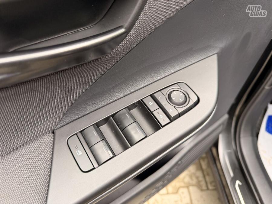 Black Toyota C-HR 2024 in Vilnius, with an engine capacity of 1.80 L and mileage of 60 thousand km for 26450 €, photo 8 on AUTOMOTO.COM.LV