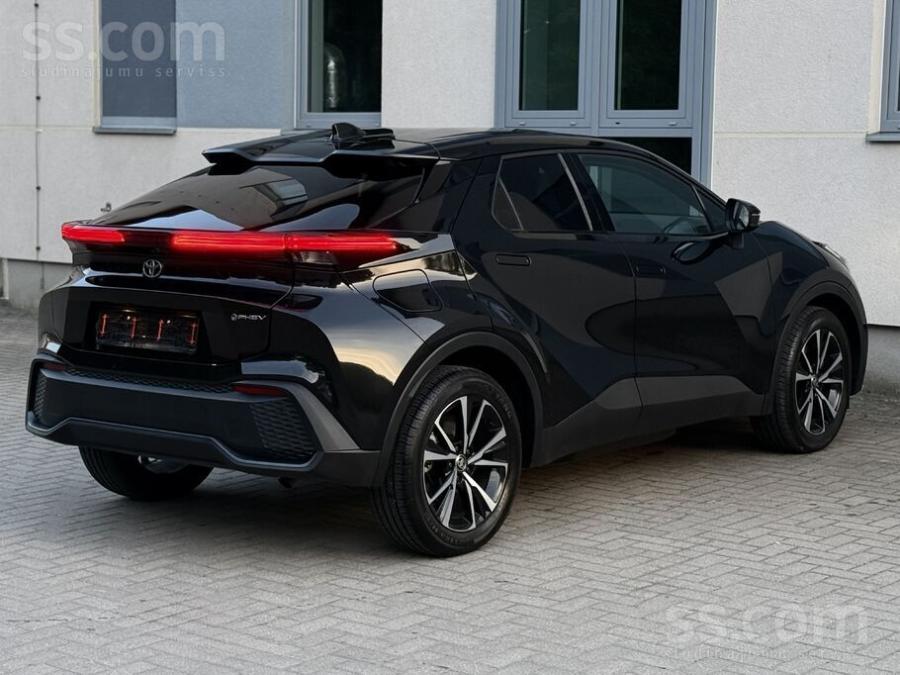 Black Toyota C-HR 2024 in Jelgava, with an engine capacity of 2.00 L and mileage of 39 thousand km for 32500 €, photo 3 on AUTOMOTO.COM.LV