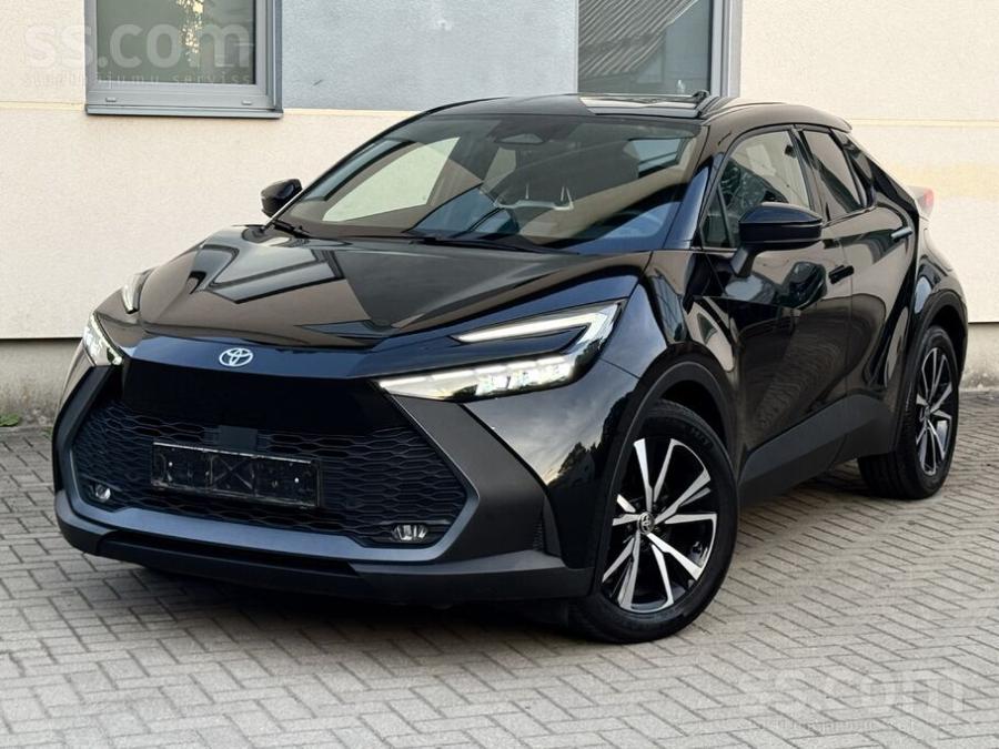Black Toyota C-HR 2024 in Jelgava, with an engine capacity of 2.00 L and mileage of 39 thousand km for 32500 €, photo 4 on AUTOMOTO.COM.LV