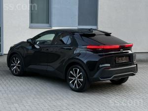 Black Toyota C-HR 2024 in Jelgava, with an engine capacity of 2.00 L and mileage of 39 thousand km for 32500 €, photo 5 on AUTOMOTO.COM.LV
