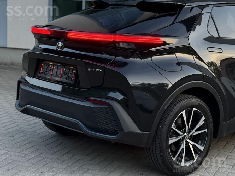 Black Toyota C-HR 2024 in Jelgava, with an engine capacity of 2.00 L and mileage of 39 thousand km for 32500 €, photo 7 on AUTOMOTO.COM.LV