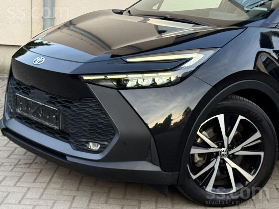 Black Toyota C-HR 2024 in Jelgava, with an engine capacity of 2.00 L and mileage of 39 thousand km for 32500 €, photo 8 on AUTOMOTO.COM.LV