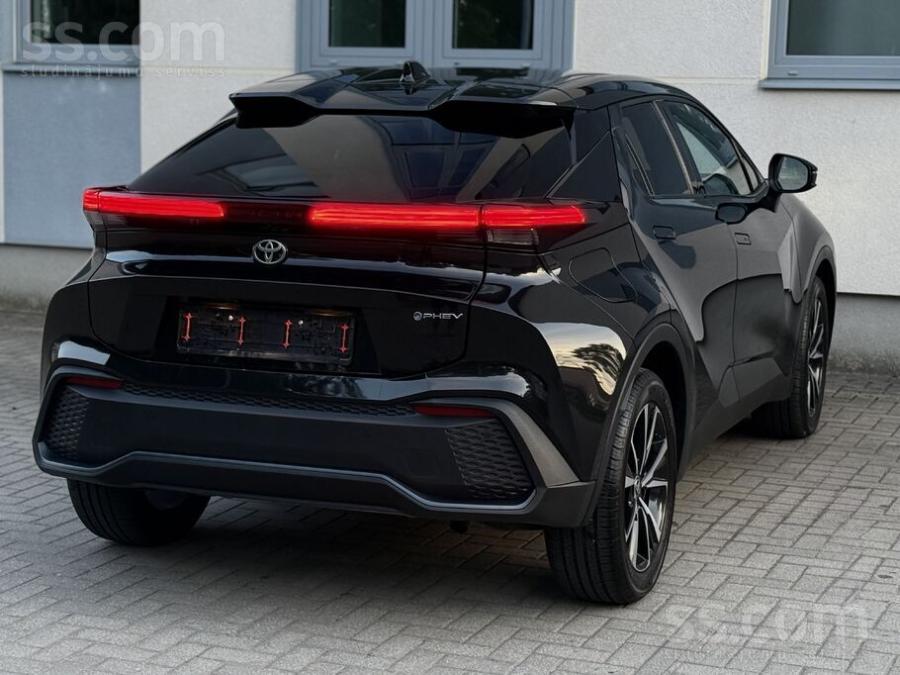 Black Toyota C-HR 2024 in Jelgava, with an engine capacity of 2.00 L and mileage of 39 thousand km for 32500 €, photo 12 on AUTOMOTO.COM.LV