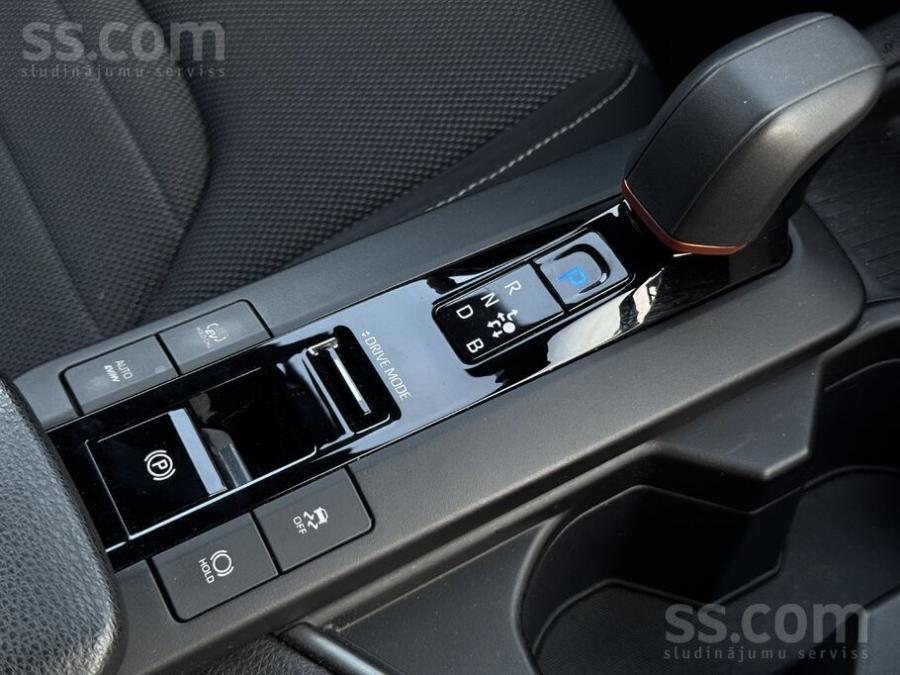 Black Toyota C-HR 2024 in Jelgava, with an engine capacity of 2.00 L and mileage of 39 thousand km for 32500 €, photo 22 on AUTOMOTO.COM.LV