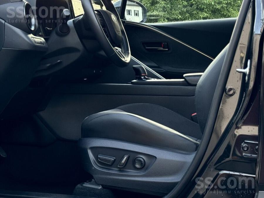 Black Toyota C-HR 2024 in Jelgava, with an engine capacity of 2.00 L and mileage of 39 thousand km for 32500 €, photo 24 on AUTOMOTO.COM.LV