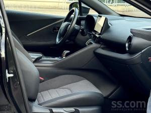 Black Toyota C-HR 2024 in Jelgava, with an engine capacity of 2.00 L and mileage of 39 thousand km for 32500 €, photo 29 on AUTOMOTO.COM.LV