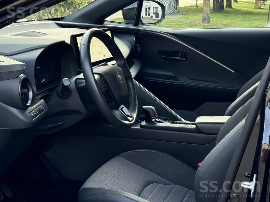 Black Toyota C-HR 2024 in Jelgava, with an engine capacity of 2.00 L and mileage of 39 thousand km for 32500 €, photo 30 on AUTOMOTO.COM.LV