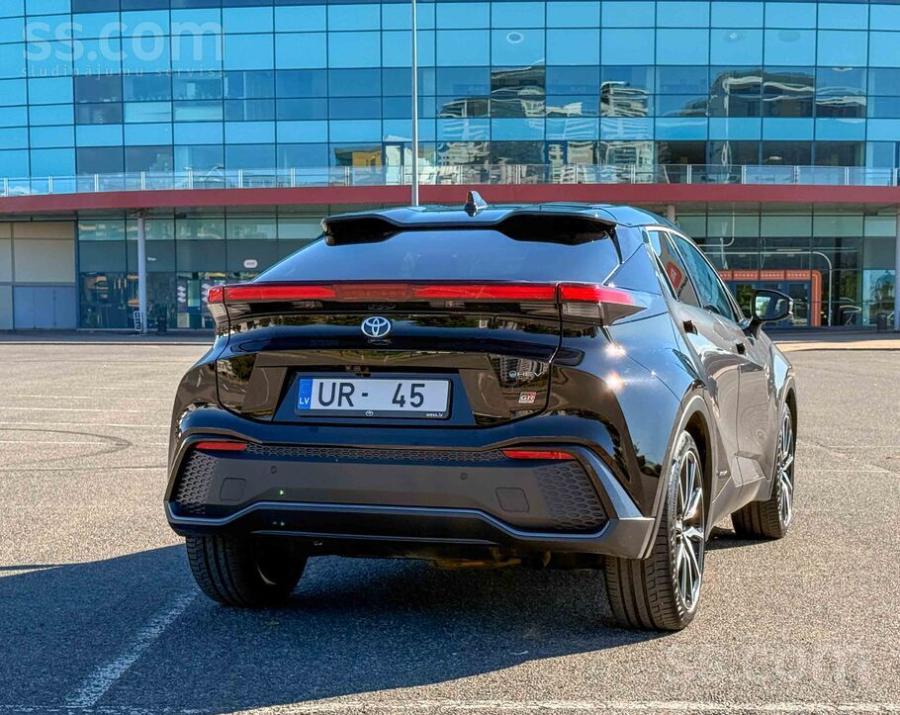 Черный Тойота C-HR 2024 в Рига, объемом двигателя 2.00 л и пробегом 45 тыс. км за 35000 €, фото 4 на AUTOMOTO.COM.LV