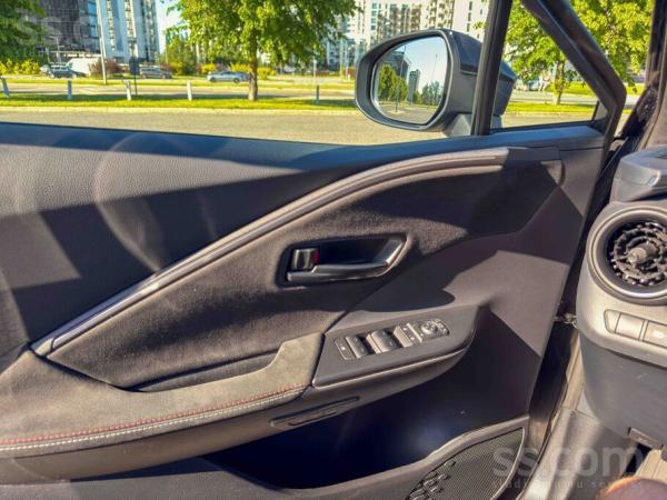 Black Toyota C-HR 2024 in Riga, with an engine capacity of 2.00 L and mileage of 45 thousand km for 35000 €, photo 5 on AUTOMOTO.COM.LV