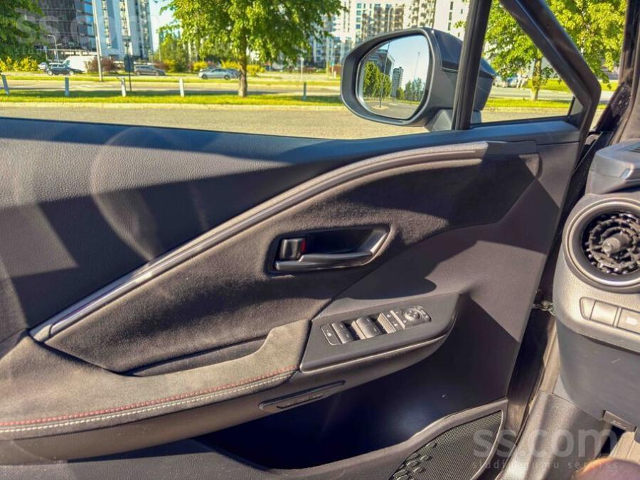 Черный Тойота C-HR 2024 в Рига, объемом двигателя 2.00 л и пробегом 45 тыс. км за 35000 €, фото 6 на AUTOMOTO.COM.LV