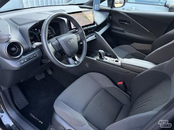 Black Toyota C-HR 2024 in Kaunas, with an engine capacity of 1.80 L and mileage of 50 thousand km for 29472 €, photo 9 on AUTOMOTO.COM.LV