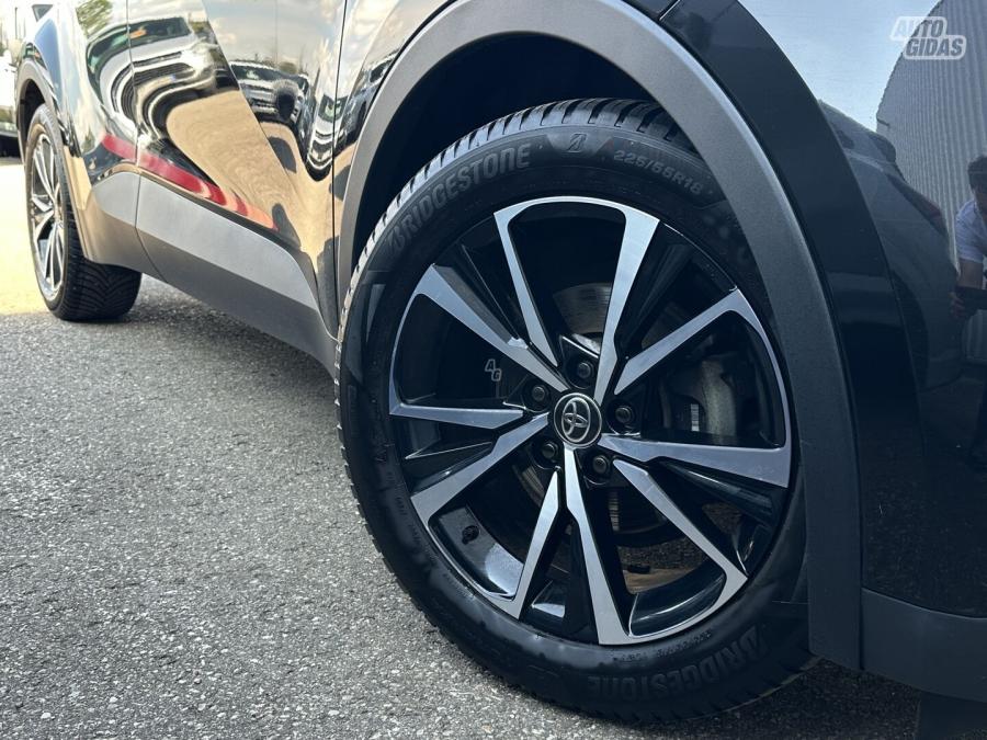 Melns Toyota C-HR 2024 Kauņa, ar dzinēja tilpumu 1.80 L un nobraukumu 50 tūkst. km par 29771 €, foto 38 vietnē AUTOMOTO.COM.LV