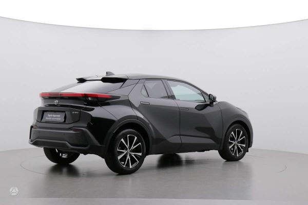 Черный Тойота C-HR 2024 в Вильнюс, объемом двигателя 1.80 л и пробегом 33 тыс. км за 27900 €, фото 3 на AUTOMOTO.COM.LV