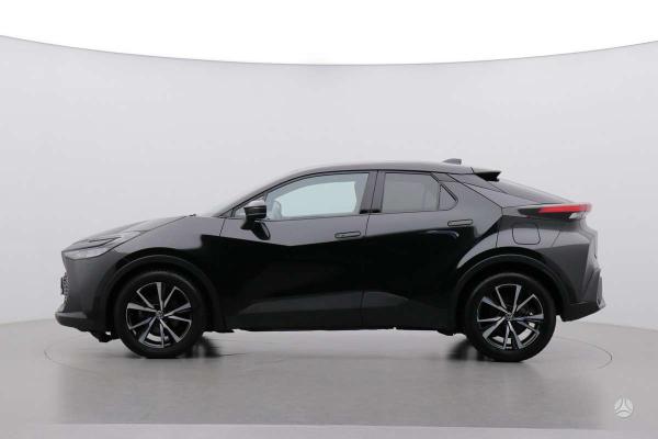 Черный Тойота C-HR 2024 в Вильнюс, объемом двигателя 1.80 л и пробегом 33 тыс. км за 27900 €, фото 4 на AUTOMOTO.COM.LV