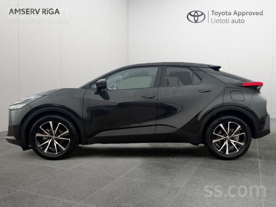 Black Toyota C-HR 2025 in Riga, with an engine capacity of 1.80 L and mileage of 20 thousand km for 27900 €, photo 3 on AUTOMOTO.COM.LV