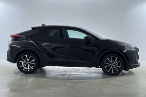 Black Toyota C-HR 2025 in Vilnius, with an engine capacity of 1.80 L and mileage of 19 thousand km for 28900 €, photo 16 on AUTOMOTO.COM.LV