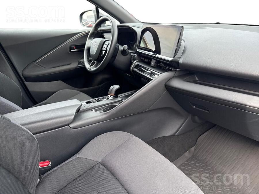 Black Toyota C-HR 2025 in Riga, with an engine capacity of 1.80 L and mileage of 24 thousand km for 28490 €, photo 7 on AUTOMOTO.COM.LV