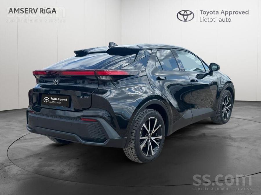Черный Тойота C-HR 2025 в Рига, объемом двигателя 1.80 л и пробегом 23 тыс. км за 27900 €, фото 3 на AUTOMOTO.COM.LV
