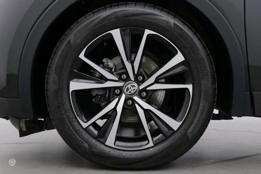 Black Toyota C-HR 2025 in Vilnius, with an engine capacity of 1.80 L and mileage of 24 thousand km for 31900 €, photo 17 on AUTOMOTO.COM.LV