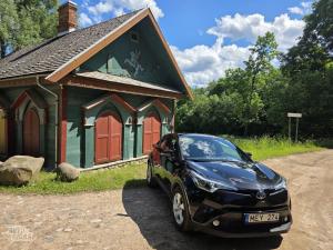 Черный Тойота C-HR 2017 в Вильнюс, объемом двигателя 1.80 л и пробегом 149 тыс. км за 16500 €, фото  на AUTOMOTO.COM.LV