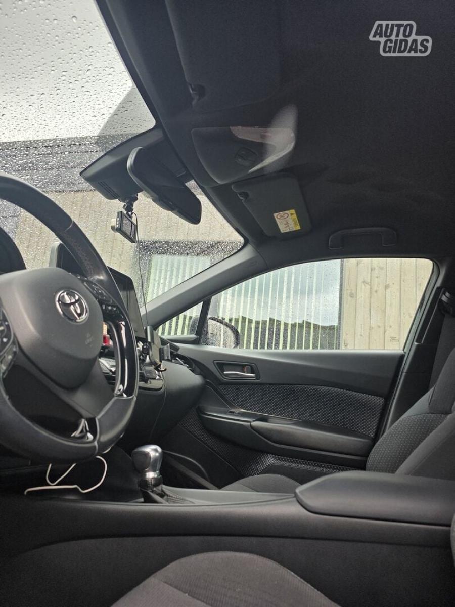 Melns Toyota C-HR 2017 Viļņa, ar dzinēja tilpumu 1.80 L un nobraukumu 149 tūkst. km par 16500 €, foto 15 vietnē AUTOMOTO.COM.LV