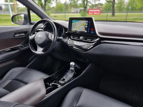Black Toyota C-HR 2017 in Riga, with an engine capacity of 1.80 L and mileage of 75 thousand km for 17900 €, photo 3 on AUTOMOTO.COM.LV
