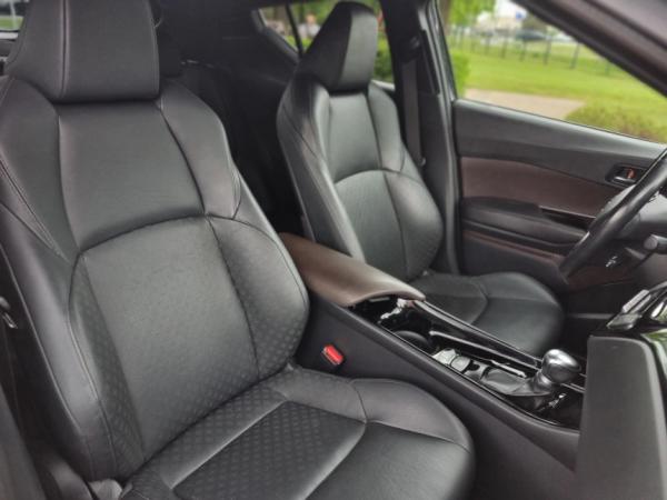 Black Toyota C-HR 2017 in Riga, with an engine capacity of 1.80 L and mileage of 75 thousand km for 17900 €, photo 5 on AUTOMOTO.COM.LV