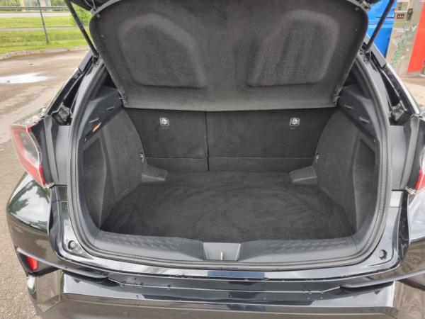 Black Toyota C-HR 2017 in Riga, with an engine capacity of 1.80 L and mileage of 75 thousand km for 17900 €, photo 7 on AUTOMOTO.COM.LV