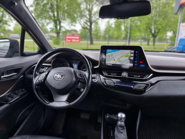 Black Toyota C-HR 2017 in Riga, with an engine capacity of 1.80 L and mileage of 75 thousand km for 17900 €, photo 9 on AUTOMOTO.COM.LV