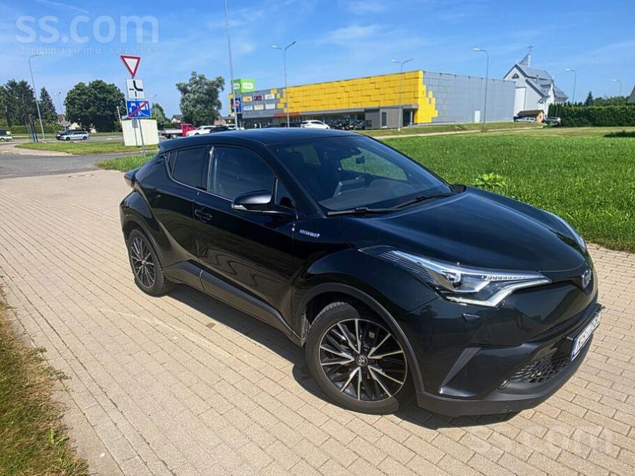 Black Toyota C-HR 2017 in Riga, with an engine capacity of 1.80 L and mileage of 195 thousand km for 14500 €, photo 3 on AUTOMOTO.COM.LV