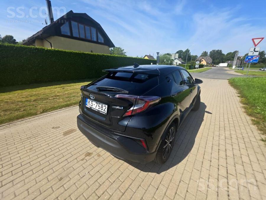 Black Toyota C-HR 2017 in Riga, with an engine capacity of 1.80 L and mileage of 195 thousand km for 14500 €, photo 4 on AUTOMOTO.COM.LV