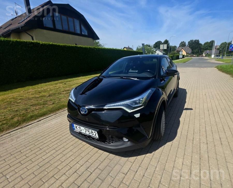 Black Toyota C-HR 2017 in Riga, with an engine capacity of 1.80 L and mileage of 195 thousand km for 14500 €, photo 5 on AUTOMOTO.COM.LV