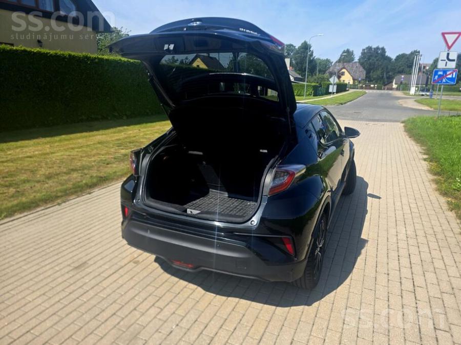 Black Toyota C-HR 2017 in Riga, with an engine capacity of 1.80 L and mileage of 195 thousand km for 14500 €, photo 6 on AUTOMOTO.COM.LV