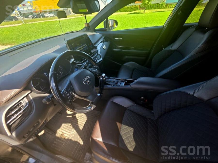 Black Toyota C-HR 2017 in Riga, with an engine capacity of 1.80 L and mileage of 195 thousand km for 14500 €, photo 7 on AUTOMOTO.COM.LV