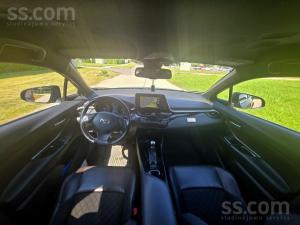 Black Toyota C-HR 2017 in Riga, with an engine capacity of 1.80 L and mileage of 195 thousand km for 14500 €, photo 9 on AUTOMOTO.COM.LV