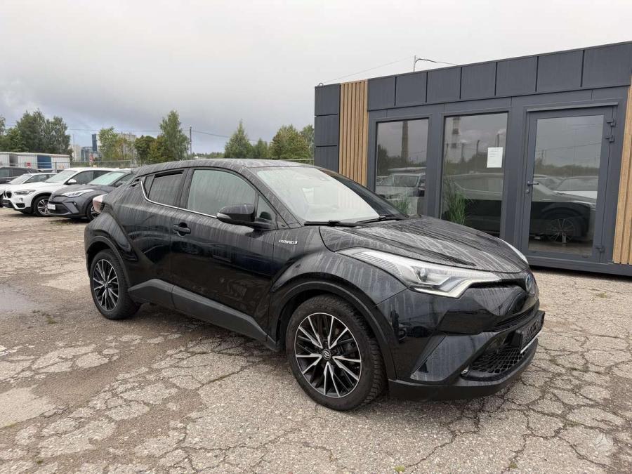 Черный Тойота C-HR 2017 в Паневежис, объемом двигателя 1.80 л и пробегом 140 тыс. км за 15500 €, фото 5 на AUTOMOTO.COM.LV