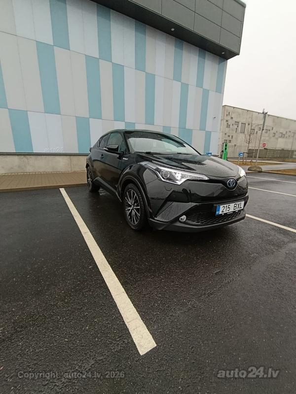 Black Toyota C-HR 2018 in Tallinn, with an engine capacity of 1.80 L and mileage of 210 thousand km for 16500 €, photo 4 on AUTOMOTO.COM.LV
