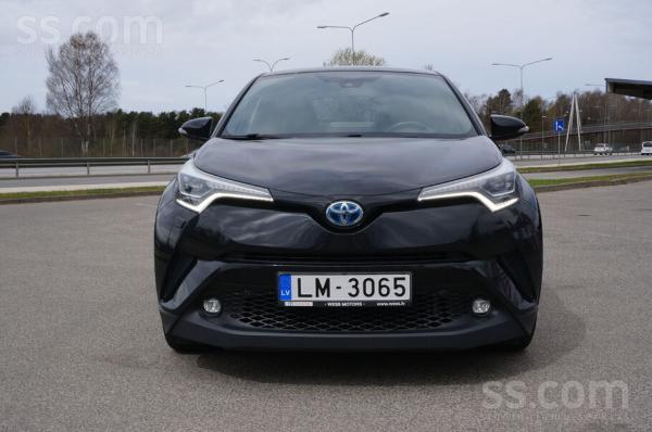 Melns Toyota C-HR 2018 Rīga, ar dzinēja tilpumu 1.80 L un nobraukumu 72 tūkst. km par 18200 €, foto 3 vietnē AUTOMOTO.COM.LV