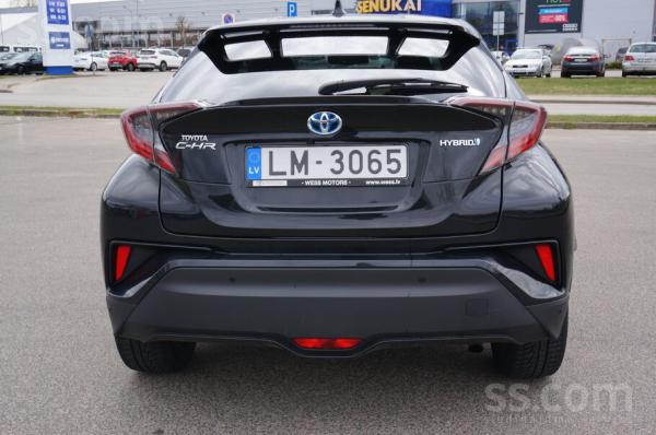 Melns Toyota C-HR 2018 Rīga, ar dzinēja tilpumu 1.80 L un nobraukumu 72 tūkst. km par 18200 €, foto 4 vietnē AUTOMOTO.COM.LV