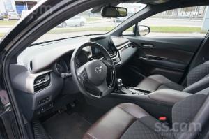 Melns Toyota C-HR 2018 Rīga, ar dzinēja tilpumu 1.80 L un nobraukumu 72 tūkst. km par 18200 €, foto 14 vietnē AUTOMOTO.COM.LV