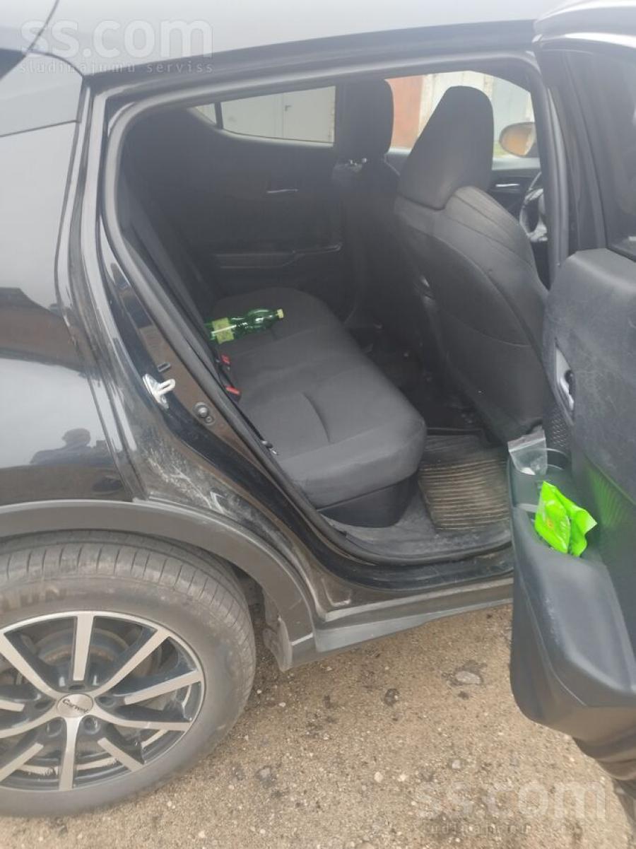 Melns Toyota C-HR 2018 Daugavpils, ar dzinēja tilpumu 1.80 L un nobraukumu 184 tūkst. km par 14800 €, foto 14 vietnē AUTOMOTO.COM.LV