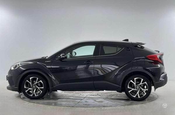 Black Toyota C-HR 2019 in Vilnius, with an engine capacity of 1.80 L and mileage of 129 thousand km for 19900 €, photo 3 on AUTOMOTO.COM.LV
