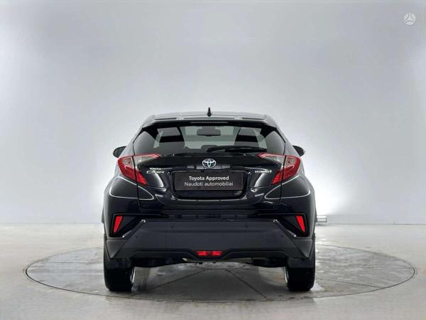 Black Toyota C-HR 2019 in Vilnius, with an engine capacity of 1.80 L and mileage of 129 thousand km for 19900 €, photo 4 on AUTOMOTO.COM.LV