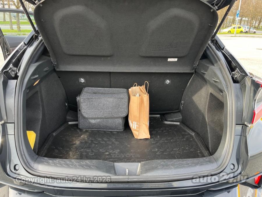 Black Toyota C-HR 2019 in Tallinn, with an engine capacity of 1.80 L and mileage of 81 thousand km for 17000 €, photo 14 on AUTOMOTO.COM.LV