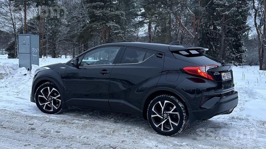 Black Toyota C-HR 2019 in Riga, with an engine capacity of 1.80 L and mileage of 133 thousand km for 17200 €, photo 4 on AUTOMOTO.COM.LV