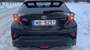 Black Toyota C-HR 2019 in Riga, with an engine capacity of 1.80 L and mileage of 133 thousand km for 17200 €, photo 6 on AUTOMOTO.COM.LV