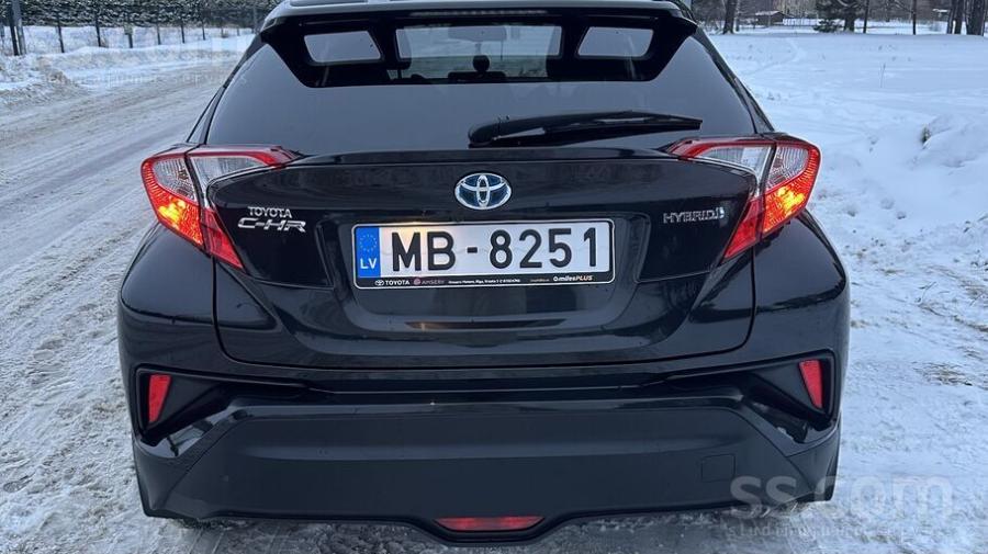 Black Toyota C-HR 2019 in Riga, with an engine capacity of 1.80 L and mileage of 133 thousand km for 17200 €, photo 6 on AUTOMOTO.COM.LV