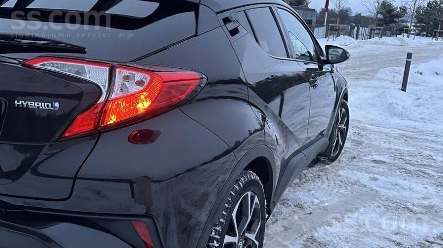 Black Toyota C-HR 2019 in Riga, with an engine capacity of 1.80 L and mileage of 133 thousand km for 17200 €, photo 7 on AUTOMOTO.COM.LV